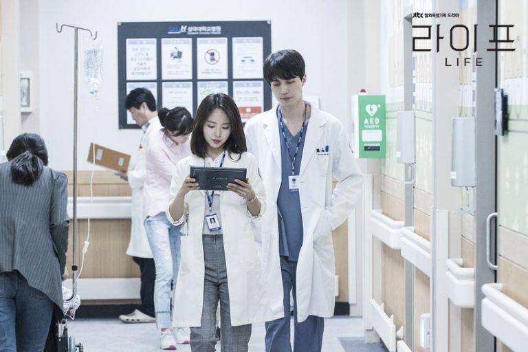 Giải mã sức hút phim Life 2018 của Lee Dong Wook